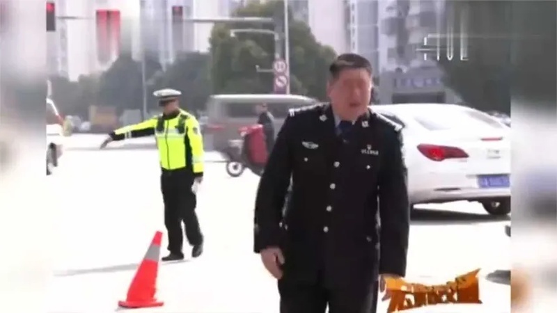 交通:男子骑车逆行还横穿,事故现场很惨烈,但愿人没事!