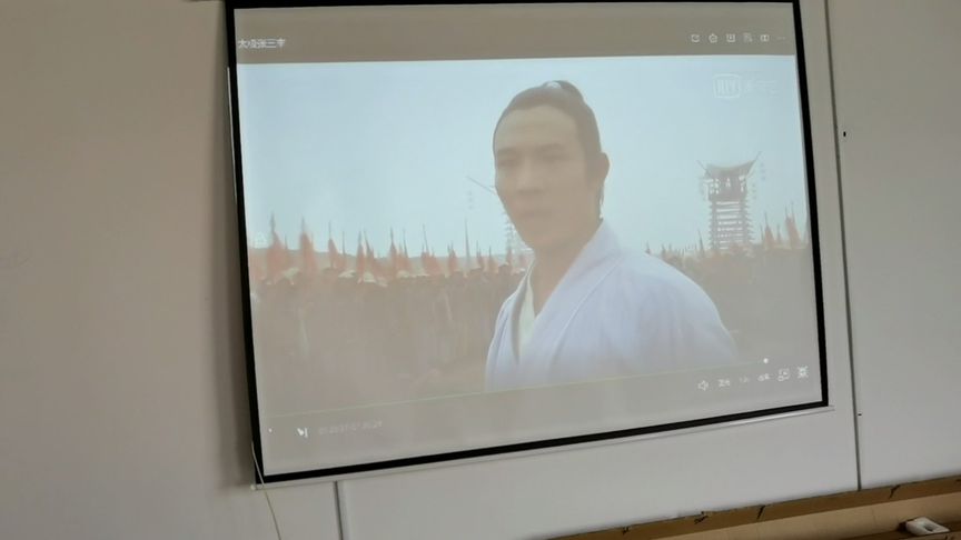 酒店会议室投影仪装好了,小伙拿自己先试试投影和音响效果