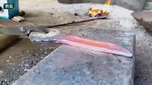 角钢变废为宝!老铁匠巧手打造实用神器,这手艺绝了!