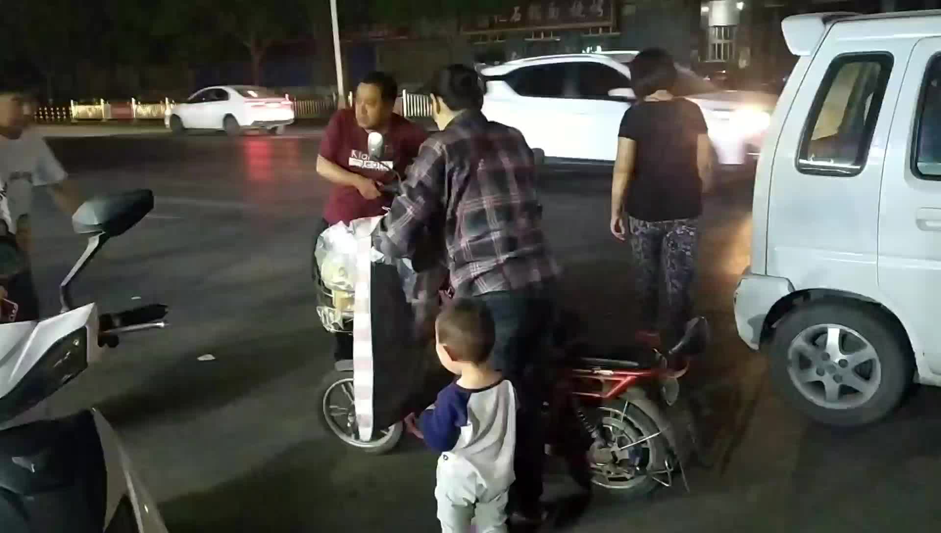 #安阳头条# 水冶永兴口东动三轮车和两轮电动车相撞