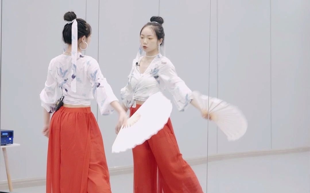 飒!网上超火,骁气十足的国风热歌《骁》扇子舞教学