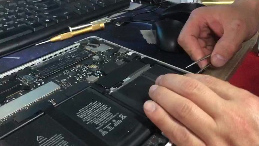 笔记本电脑维修拆机之-某品牌笔记本电池快炸维修(电池已鼓包)