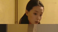 出租屋是木门,一点都不隔音,美女透过门缝发现室友大秘密