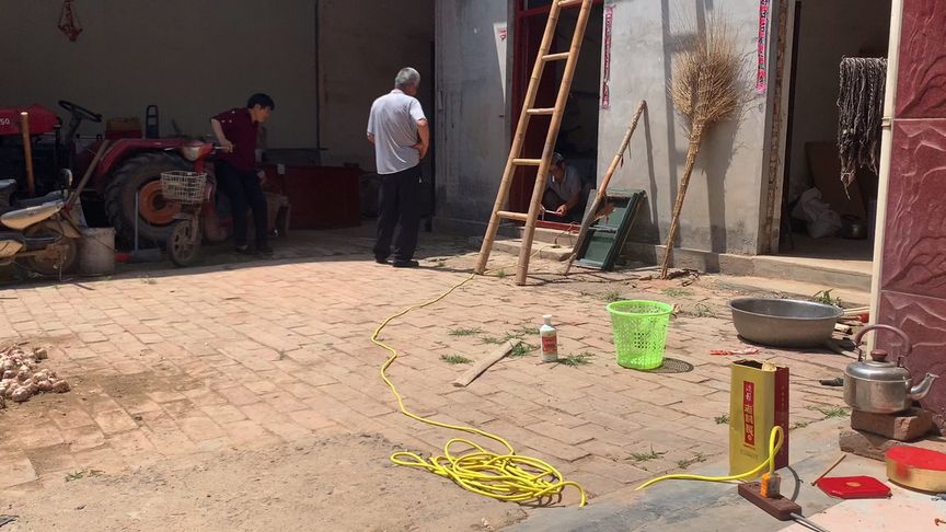 木门好几年了烂了换一下铁门,找大爷来换两个扇门。