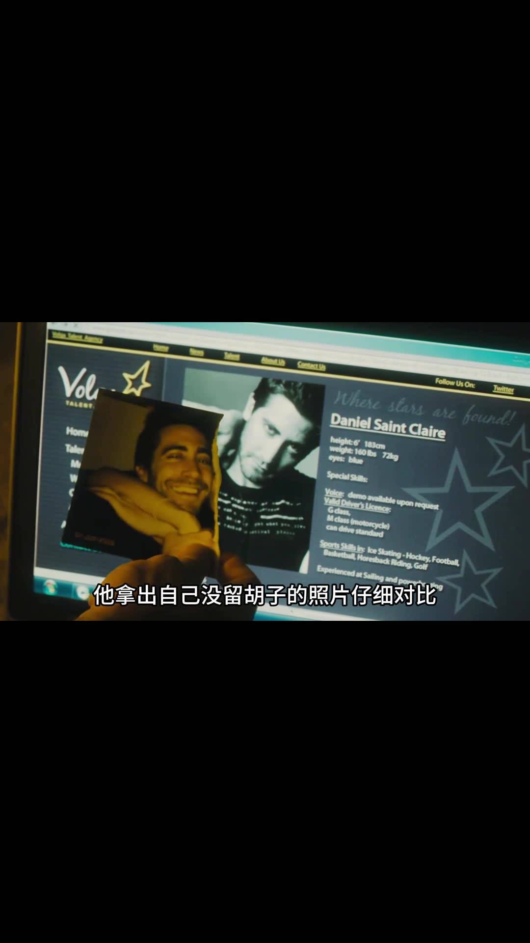 男人忽然发现电影里有个人和自己长得一模一样