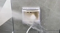 卫生间插座没有保护罩,水溅到上面很不安全,装上保护盒防水!