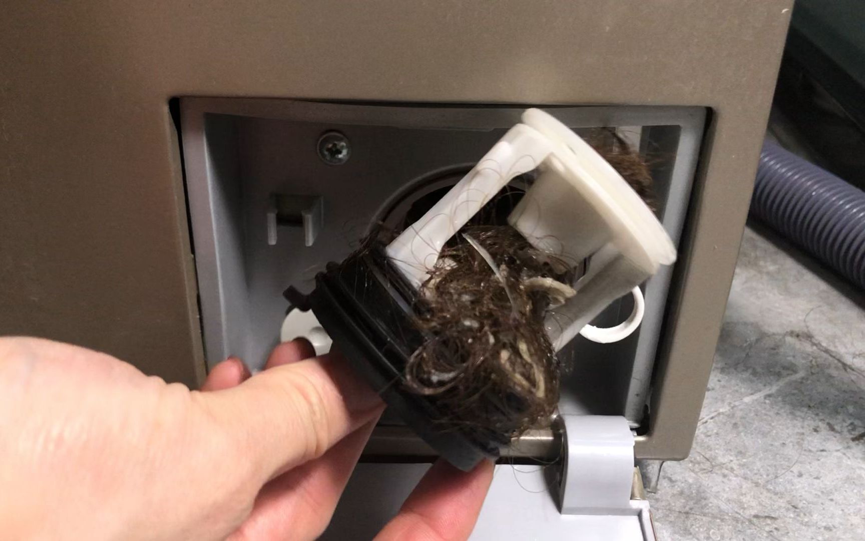 洗衣机也要常清洁,把这个“排污口”打开,脏东西才能清理干净!