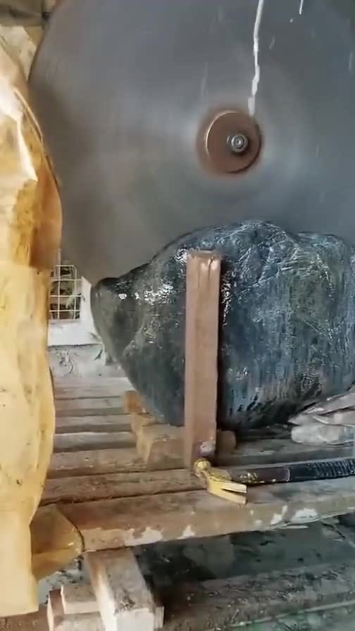 今天缅甸翡翠矿区刚挖的重量级翡翠原石上架切割待续切开视频