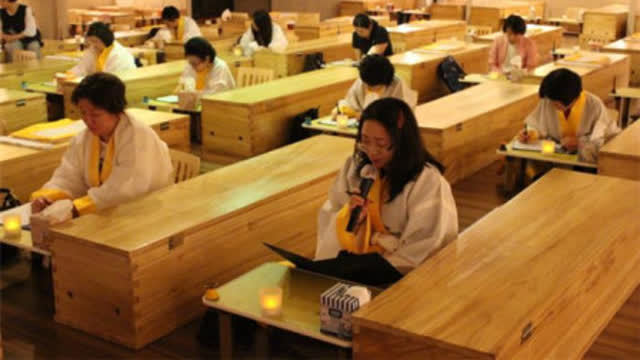 韩国设立"死亡学校",学生想要毕业,必须去棺材里走一遭!