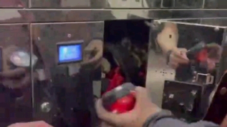 这肯定是最开心的时候,矿工将矿灯放入矿灯柜充电就意味着可以歇一...