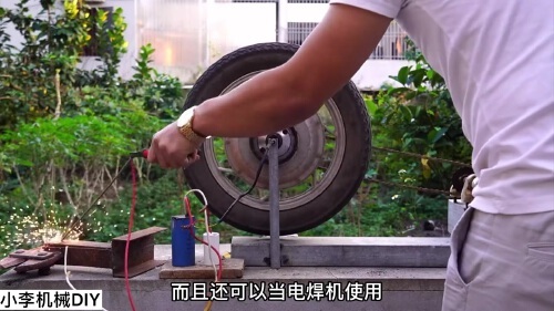 小伙发明大功率发电的电焊机,不仅可以发电还可以当做电焊机使用