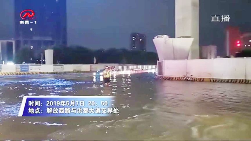 道路涌水交通受阻,水深驾驶有隐患,交警挽裤脚水中指挥