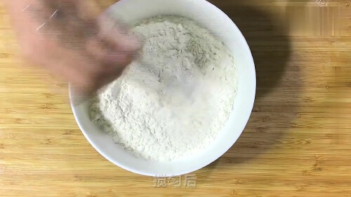 烹饪厨房,传统美食"火烧粑",皮薄馅大全靠"抛"