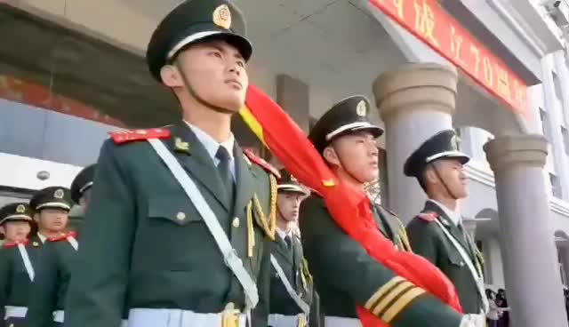盐池县举行万人“同升一面旗、同唱一首歌”升国旗仪式