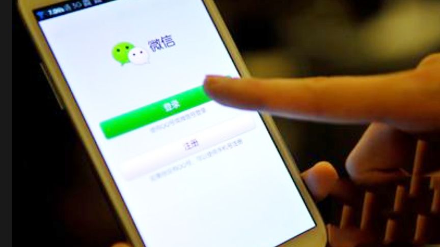 对方不接电话怎么办,别急,按下微信这按键,立马显示对方的位置