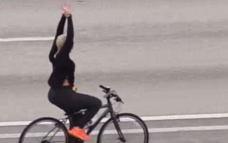 为什么骑自行车时能保持平衡?为你讲解背后的科学原理