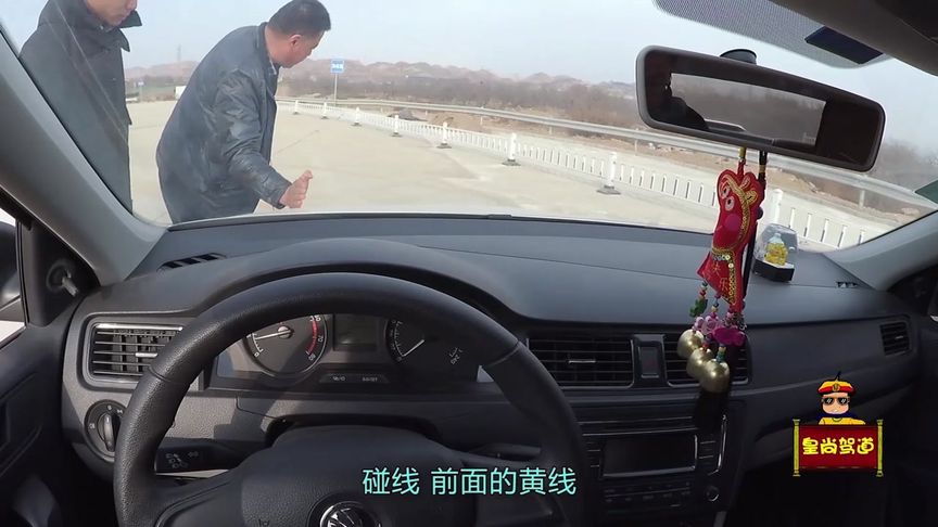 新手学车直角转弯总压线,教练总结点位技巧,直角弯S弯一次通过