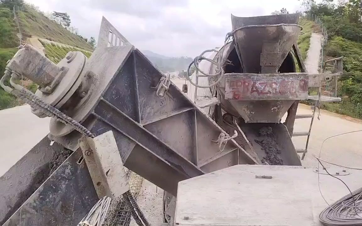 排水沟滑模机施工玉林现场