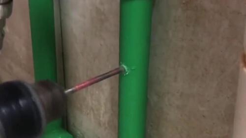 江西师傅教你水管补漏就是这么简单,在水管上面钻一个孔