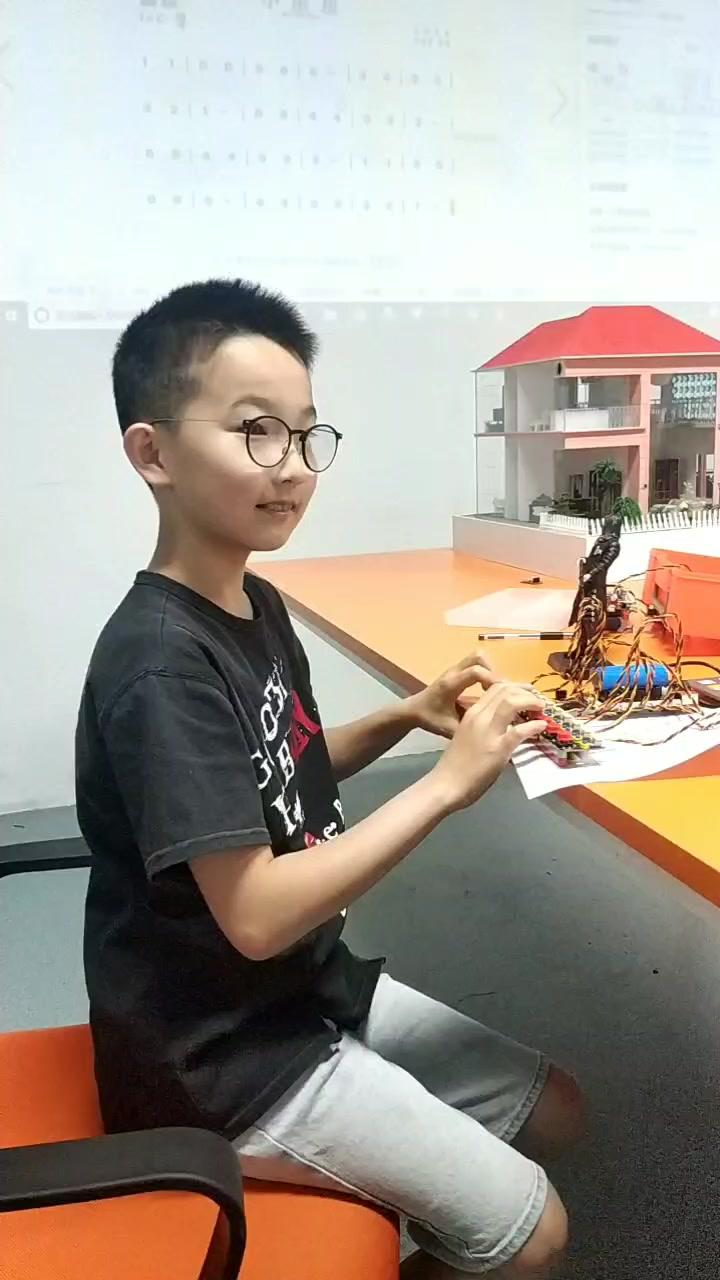 #开源硬件 #编程 #arduino 学生做的arduino电子钢琴。