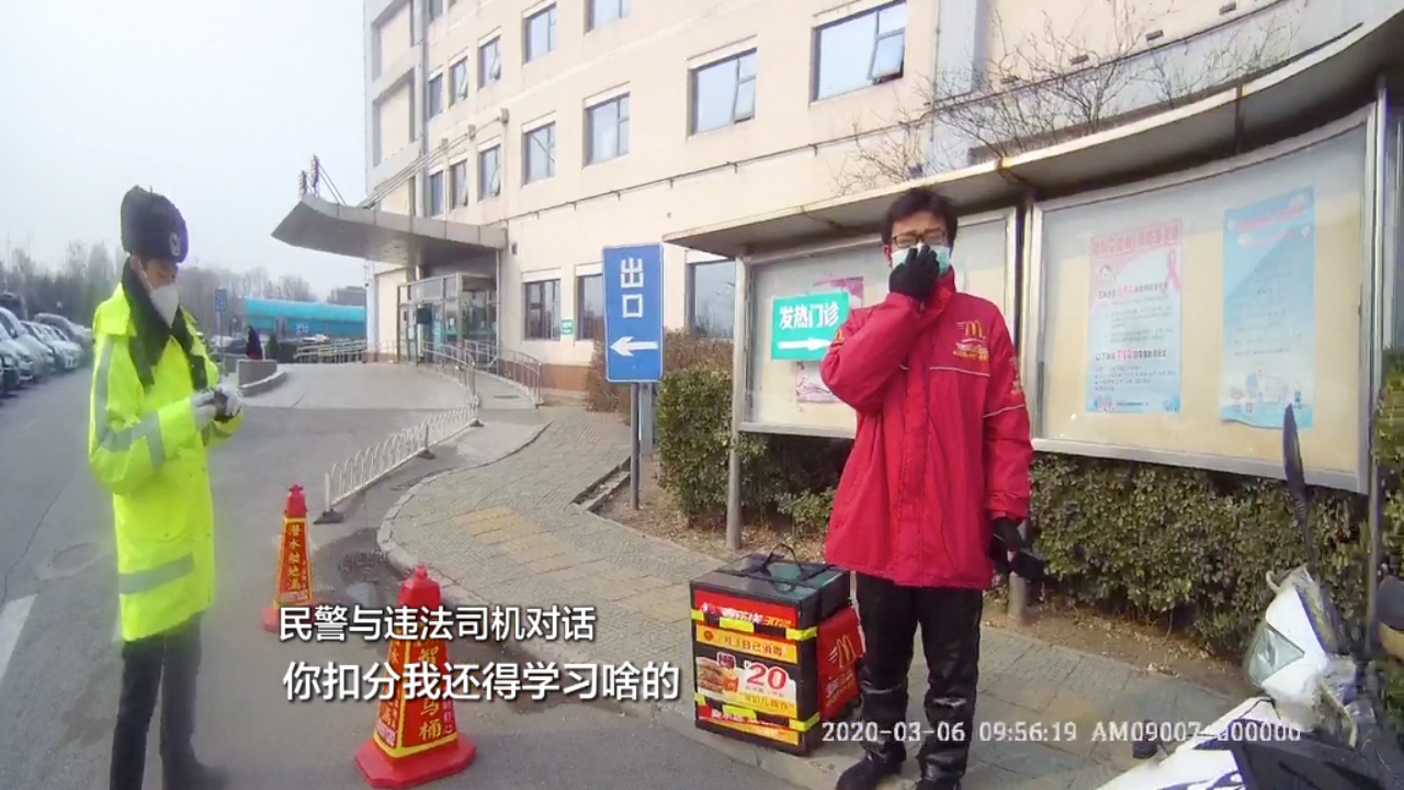 明知假牌仍上路,骑车人还准驾不符!民警:300买的牌能靠谱吗