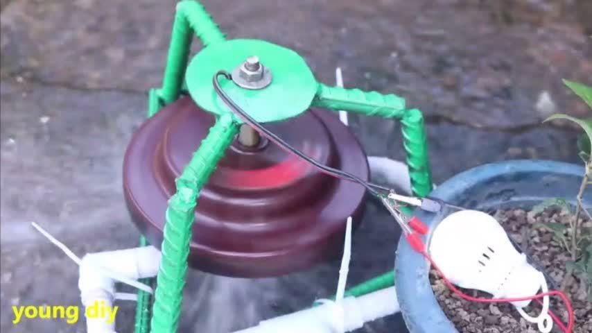 外国牛人将一台拆卸的旧吊扇,改造成微型洒水工具,太.