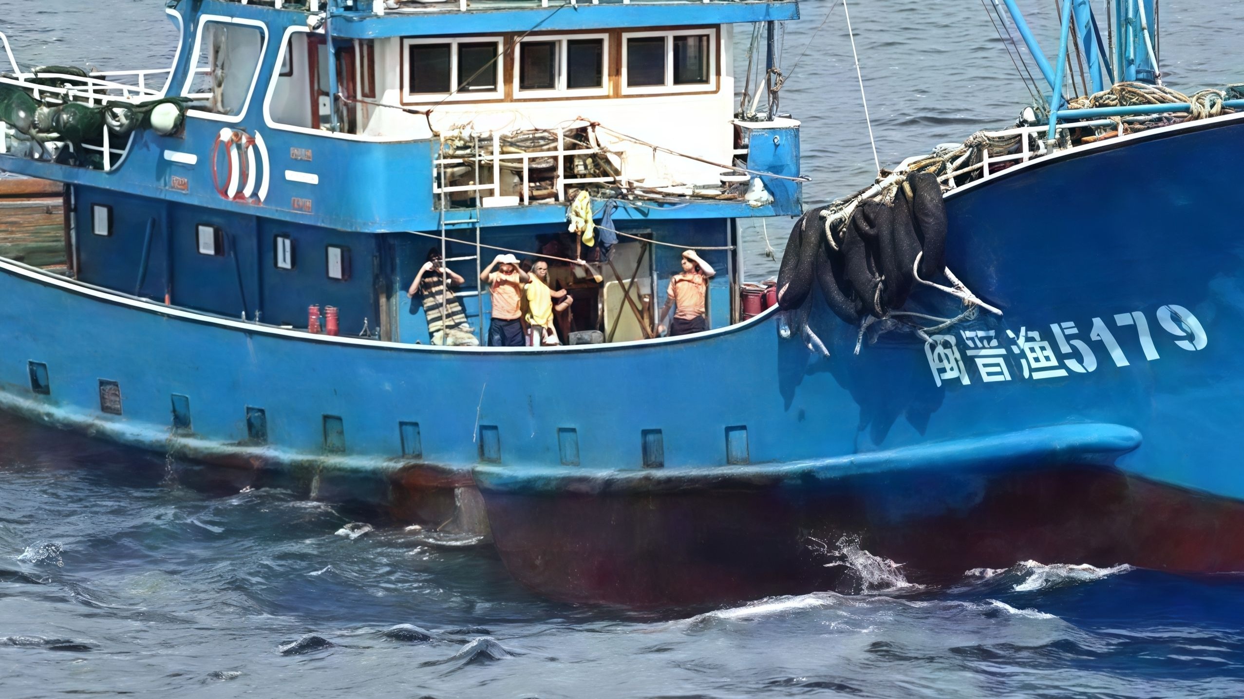 中国渔民强势撞击日本海警船真实影像,贴脸开大当面喊:小鬼子