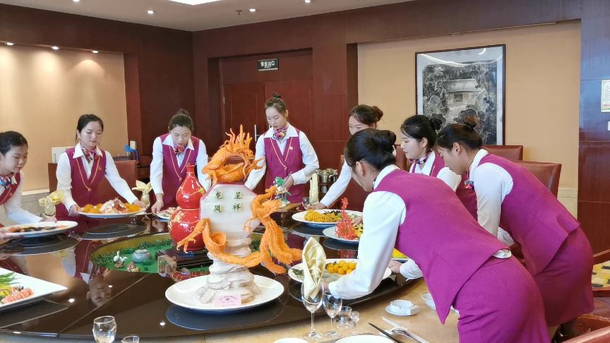 酒店服务生上菜礼仪,每一个动作都规范娴熟美丽大方