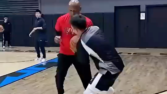 王师傅跟丹尼-格林合练, 感受三冠后卫的恐怖核心力量!