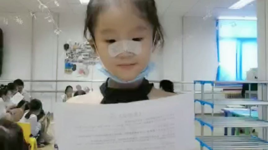 小女孩朗诵声音悦耳动听,拉丁舞动作优美,多才多艺