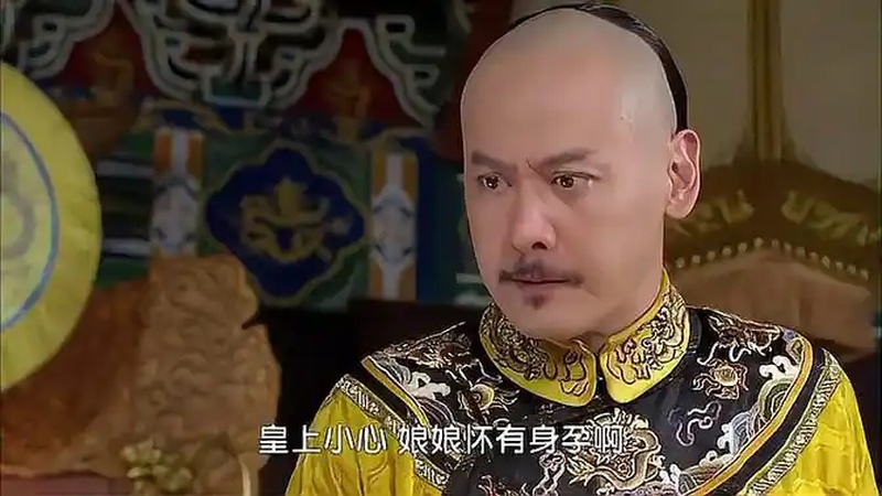 还珠格格:令妃为了小燕子向皇上求情,却被皇帝一脚踢开,伤心!