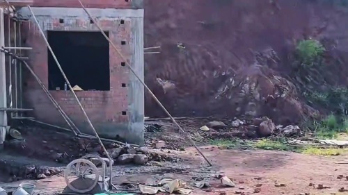 今天二楼柱子已经全部浇筑完成,现在开始拆模板