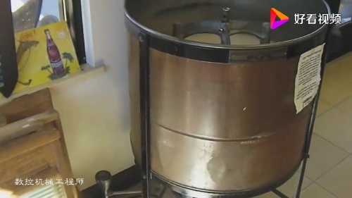 这是国外的一种古董洗衣机,这种洗衣模式真是颠覆了我的想象!