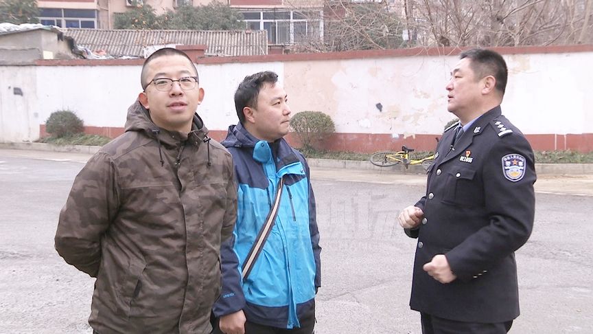 “超时空”碰撞 电动车“没看信号灯” 轿车“左转弯拐大了”