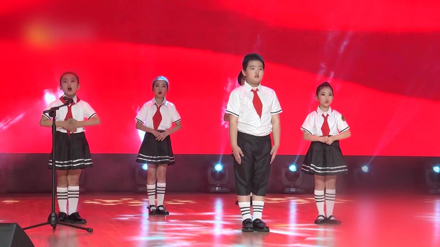 表演《读中国》,孩子们情绪饱满,肢体动作大方得体,充满自信!