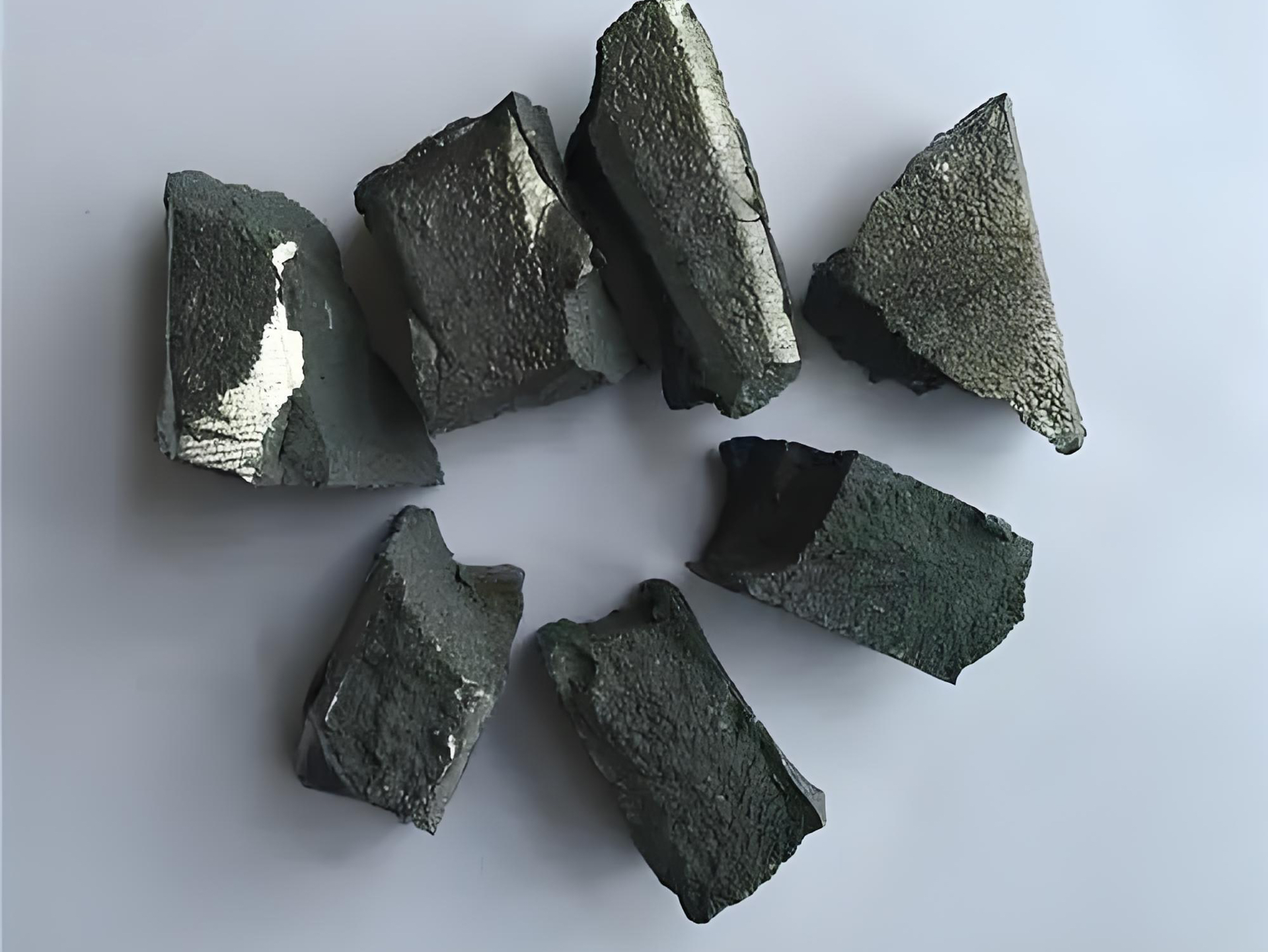 世界上发现的第1种稀土金属元素 钇,钇也是地壳储量最丰富的稀土金属...