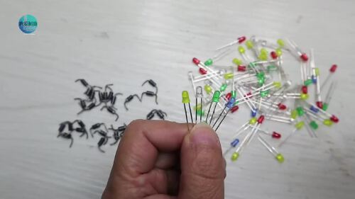 什么是二极管?它的工作原理是什么?有哪些常见的用途?