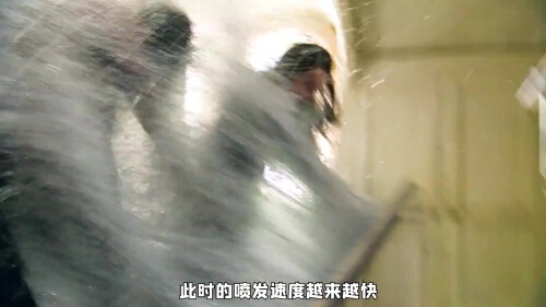 油画中竟然蕴藏着无尽海洋众人被海水即将淹死:《油画变海》上