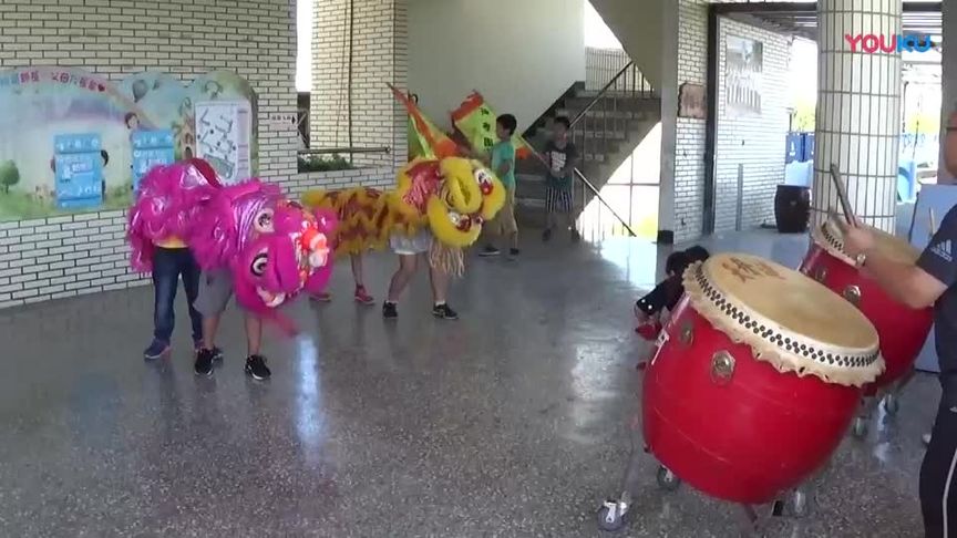 舞狮表演:孩子们的舞狮训练,太棒了
