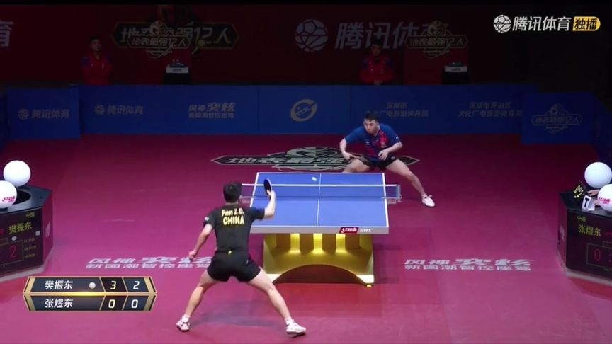 在王皓教练的指导下,樊振东在地表12强第一场比赛状态神勇