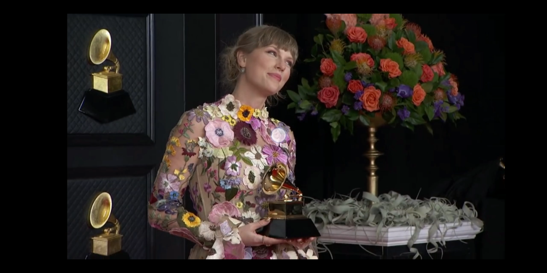 【霉霉】Taylor Swift恭喜霉霉格莱美官方频道更新泰勒丝获得年度专辑...