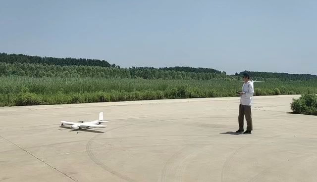 ...首飞炸机,在四轴增稳模式下与定点模式下,油门推到最大没能维持住。