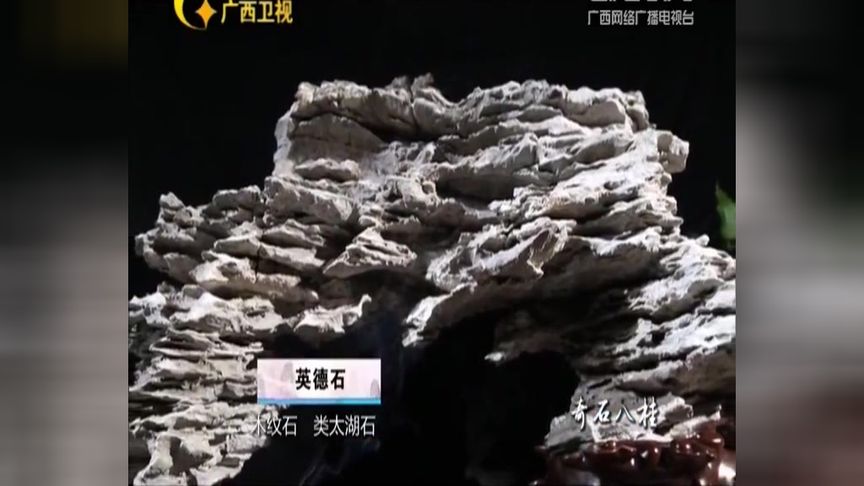 产自广西桂林的鸡血玉颜色犹如鲜血,成为众多收藏者的珍宝