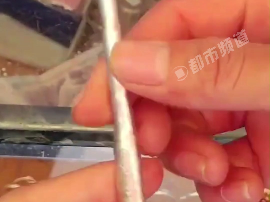 存了一年的奶粉罐锡纸做新手镯,网友:以为玩抽象 没想到是真的