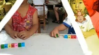 我们用木块写上数字教孩子排数的顺序