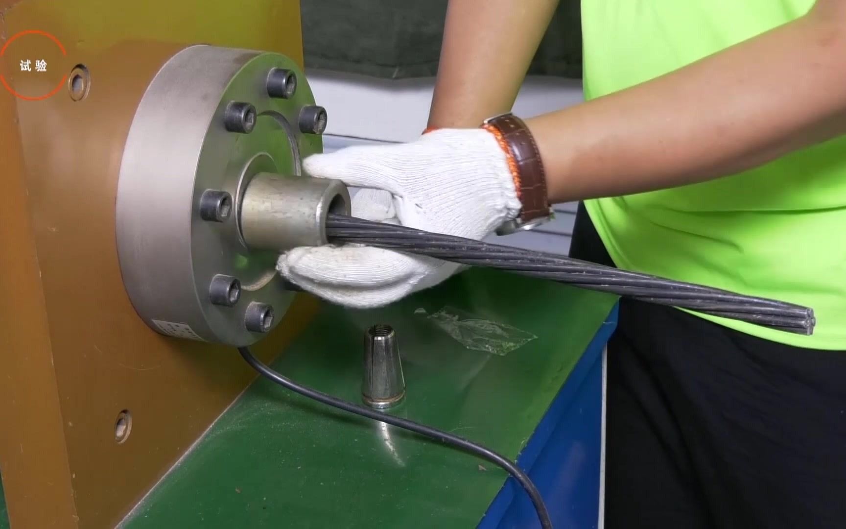 钢绞线应力松弛试验(钢绞线如何安装在仪器上面)| 微工路试验检测视频