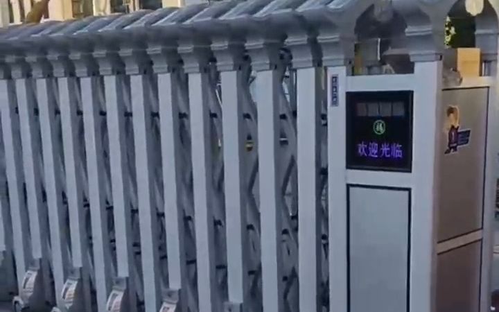 双润电动伸缩门靠电力来驱动运行,十分方便#电动伸缩门 #烟台电动...