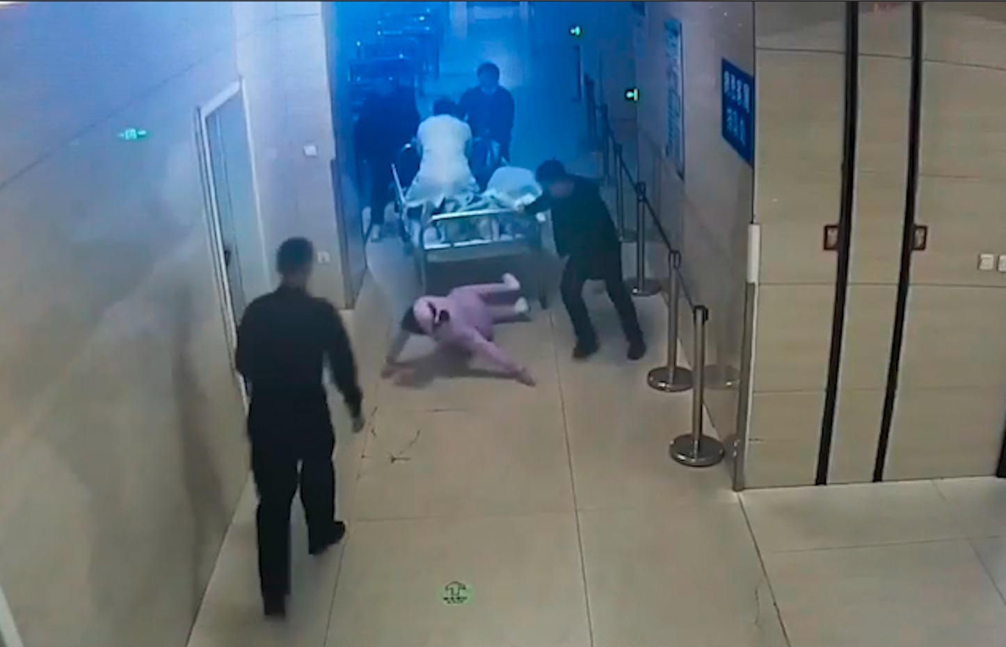 护士连摔几跤,医生跪床按压 监控证明:医护永远不会比患者先放弃!