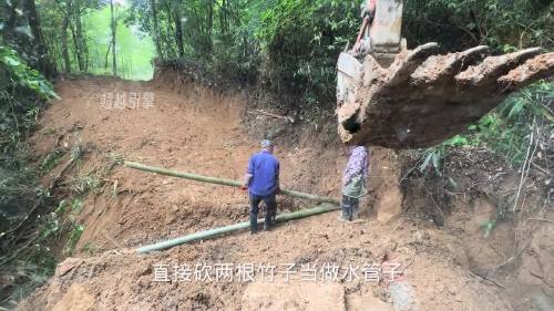 修路碰到渗水,用毛竹当排水管,这招管用吗?