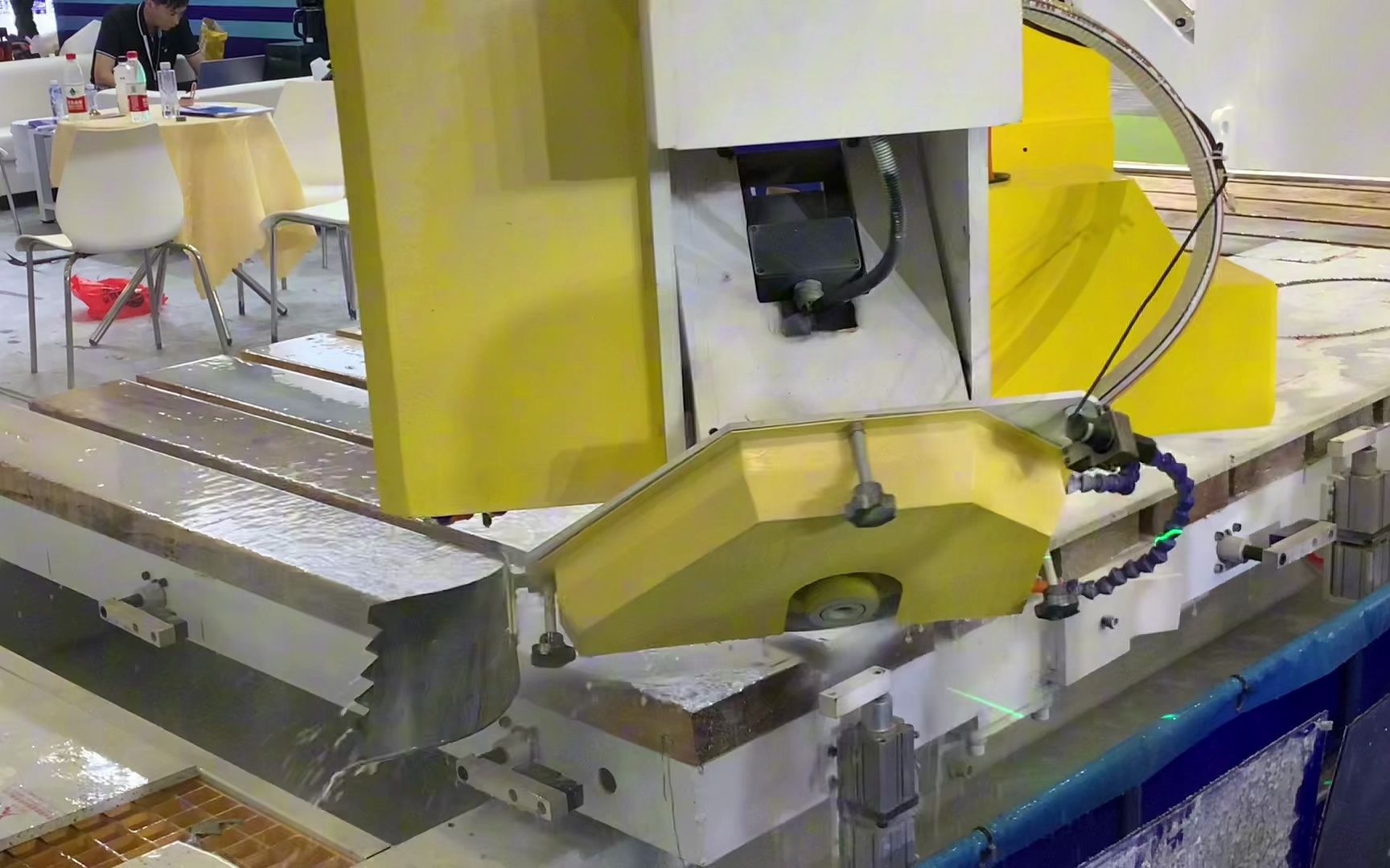 红外线五轴桥切机5+2版本做厨房台面下料切割过程演示视频,领雕数控...